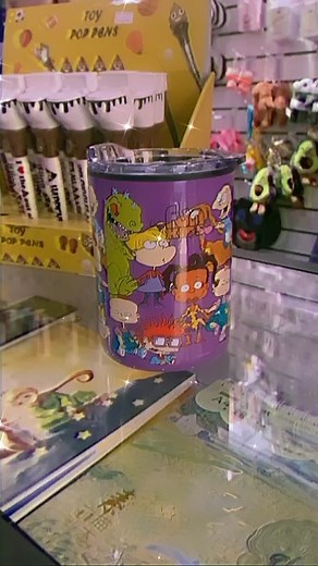 Termo Rugrats $285 💖 Disponible en nuestra tienda física: Frontera 101 col. Roma Norte, Horario de 10:30 a 7:00pm de lunes a sábado. #rugrats #nostalgia #articulos #kawaii 🌈🌈🌈🌈 | Camino Nómada