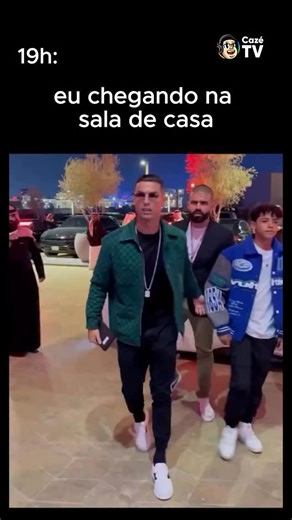 CazéTV on Instagram: "QUEM MAIS JÁ ESTÁ PRONTO PRA FARMAR AURA E SENTAR NO SOFÁ DA SALA? 🤣🎅🏼🎄🎁 #Efemérides #PlanejamentoCazéTV #Original"