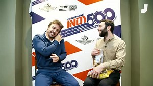 Alonso attempts infamous nutcracker neck trick - MARCA in English