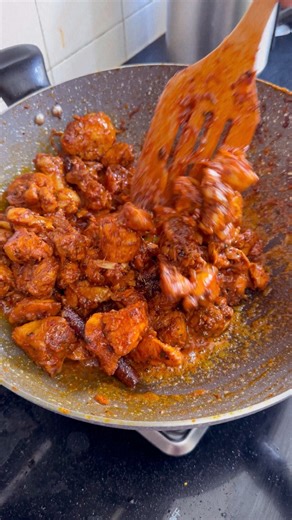 Resepi Lazy Chicken Varuval (1KG) 1. Sedikan ayam potong kecik2. 2. Masukkan 2 sudu besar serbuk cili. 3. Masukkan 1.5 sudu besar serbuk ketumbar. 4. Masukkan setengah sudu besar jintan putih. 5. Masukkan setengah sudu besar garam masala. 6. Masukkan 1 sudu kecik serbuk lada hitam. 7. Masukkan 1/2 sudu kecik serbuk kunyit. 8. Masukkan 1 cili hijau potong separuh. 9. Masukkan 1 bawang merah besar potong halus. 10. Masukkan 2 sudu besar campuran bawang putih dan halia kisar. (Tumbuk pun ok) 11. Ka