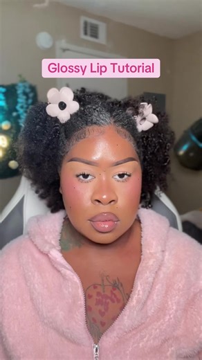 Glossy Lip Tutorial. Lip details: @M·A·C Cosmetics Macximal silky matte lipstick in the shade Yash & Mac Lip Pencil in the shade Chestnut @Fenty Beauty Gloss Bomb Oil in the shade Frosted Bunz #glossylip #glossylips #glossylipoil #glossyliptutorial #lipcombotutorial