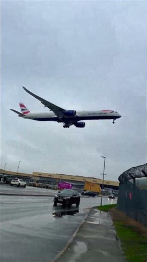 British Air Ways airbus A350 – 10 41 coming from phoenix to landing Heathrow Airport London ￼