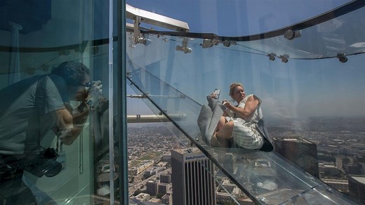 LA Skyscraper Offers Thrill Slide in the Sky