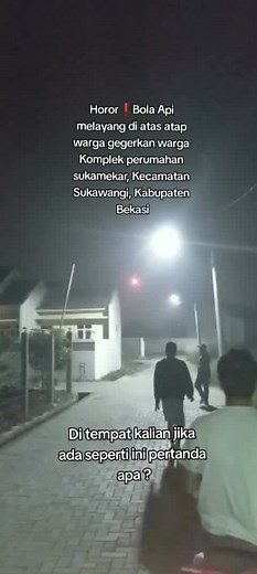 HOROR ❗Bola Api Merah Terbang gegerkan Warga Griya Suka Mekar, kabupaten Bekasi KAB.BEKASI - Horor dan gegerkan warga dimana Sebuah unggahan video yang menampilkan bola api merah melayang di udara membuat warga geger kejadian tersebut terjadi di Perumahan Griya Suka Mekar, Desa Suka Mekar, Kecamatan Sukawangi, Tambelang, Bekasi Jawa Barat, Sabtu (17/06/2023). Terdengar dalam video, seseorang yang diduga perekam mengatakan bahwa bola api tersebut ada