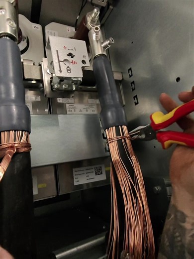 Dressing the earth screen wires on a 33 kV cable, which collectively provide a total cross sectional area of 35 mm²