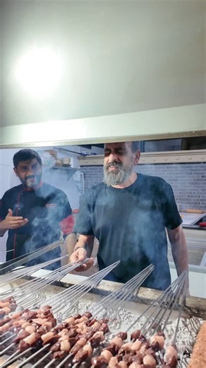 Orhan Usta Kebap | Gelenekten Gelen Lezzet on Instagram: "👑 Orhan Usta’ya @ilkergursanofficial ’dan tam not! Adana'nın gerçek kebap lezzetini tadan İlker Günsan, hem kebabımıza hem ustalığımıza hayran kaldı! 🔥 Lezzet yerinde, kıvam ustasında, yorum ise sizi bekliyor... 📍 Kıza İş Merkezi – Otogar Karşısı 📞 Sipariş ve bilgi: DM veya WhatsApp 🚗 Otopark mevcut 👨‍👩‍👧‍👦 Aile & VIP alanı 💳 Multinet, Sodexo, Edenred geçerli"