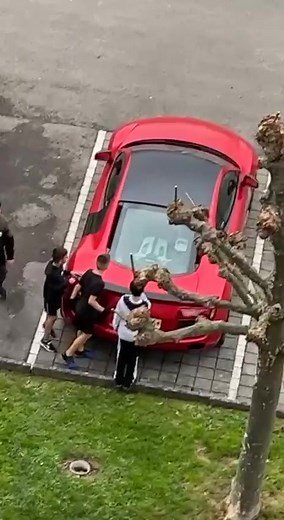 impossible d'être discret 😆#fyp #prank #discret #r8 #kinds #fans #jura #swiss #audi