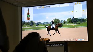 🎥Oefen je Dressuurproef, zonder paard! Met de dressuursimulator kun je jouw proef van begin tot eind oefenen in een volledig nagebootste 20x40 óf 20x60 baan. De simulator reageert op al jouw hulpen, van overgangen tot wendingen, alsof je op een goed geschoold dressuurpaard rijdt. Waarom oefenen op de simulator zo effectief is: • Je kunt je proef herhalen zoveel je wilt, zonder vermoeid paard • Je krijgt direct feedback op houding, balans en timing • Geen afleiding, geen spanning – puur focussen