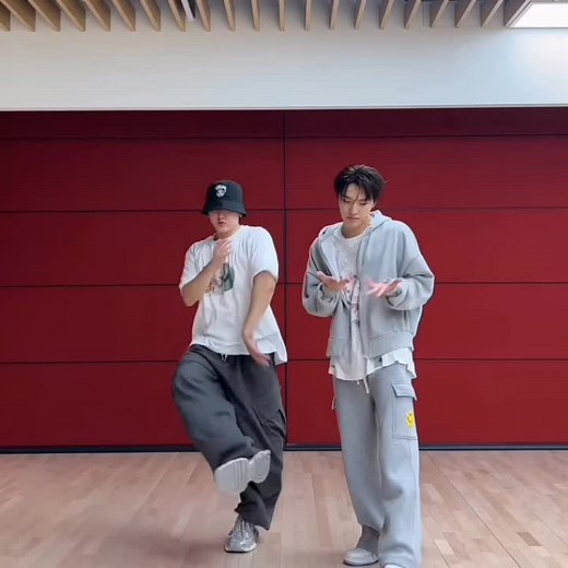 Dino y Changbin: Desafío de baile 'WAIT'