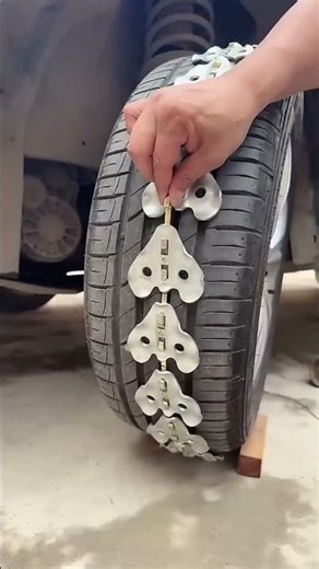 Installation process of stainless steel anti-skid chains for automobiles