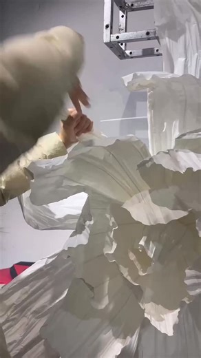 Zoi Decorative Design on Instagram: "The process of arranging the petals of a giant white paper flower!#giantflowers #giantflowers #giantpaperflowers #paperflowers #organzasilk #organza #organzaflower #organzaflowers #weddingdecor #decoration #windowdisplay#weddingflowers #tutorial #tutorials"