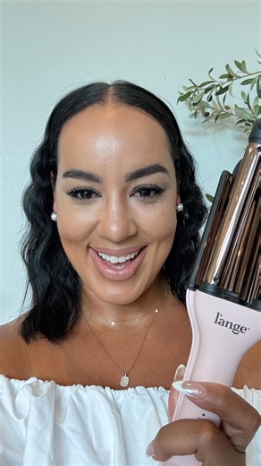 Comment WAVES if you want all the products used in this video 😍✨ I’ve been having fun playing in my hair lately, the @langehair Versa Waver made it so easy. Literally with interchangeable barrel sizes to create soft wave finish (not the 80’s waves) for all hair types. Obsessed isn’t even the word! Adding waves to the rotation is officially a must 💁🏽‍♀️🌊 #ad 💗 Click the link in bio #langehair #versawaver #hairtransformation #langepartner | Beauticurve