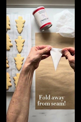 How to Decorate Sugar Cookies with Royal Icing #bakingmadeeasy #recipe