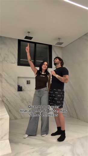 Hugo Gloss on Instagram: "Quando o casal é inimigo do fim! 🗣️ Ana Castela e Zé Felipe estão ligados nas trends de casal e entraram em mais uma nesta terça-feira (16). “Quando o DJ quer tirar a gente da pista, mas somos ecléticos. Pode tocar o que for, não vô sair”, escreveram. Mais alguém se identifica? 🤣 (📹: @anacastelacantora e @zefelipe)"