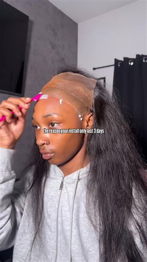 Charlotte NC HairStylist ✨ on Instagram: "I’m giving you game, not guesswork 👀 - Are you using enough layers of glue? At minimum, I use 4–5 thin layers and if my client is going to sunny or hot areas, I apply 6 layers for extra hold. - Clean & prep that skin! This step gets overlooked way too often, but it’s NON-negotiable if you want a real melt. - Go back over missed areas I always retouch any spots I missed the first time using the same number of layers for consistency. I’m sharing everythin