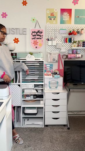 When your hobby turns into your life goals!🥺 >>>> I literally wake up everyday and spend my mornings filming content for Cricut & my evenings drawing/designing for Cricut! Forever grateful for my Cricut team for always trusting me with their products and believing in me!💗 #cricutventure #cricutprojects #unboxingvideo