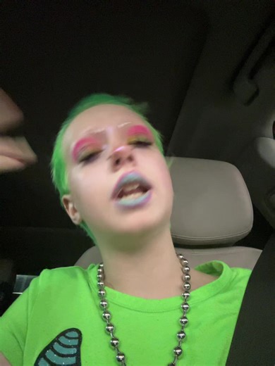 GUYS SHE CAME BACK WOOO (guys i can’t be the only one who genuinely gets terrified when their parent takes forever in the store) also this video is a joke if that wasn’t obvious #greenhairdontcare ##beyou##fyp##iloveyou##viral