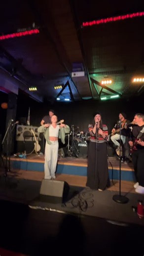 Jamoe’s Jam Session Night‘s✨ on Instagram: "Pure Magie!✨Der zweite Main Act des Abends bei der J.J.S.N. Vol. II – voller musikalischer Liebe, Soul und guter Vibes 🎶💛Mit den wunderbaren @li.moon.music & @masurka___ 🙌 Danke für diese Momente auf der #stage 🎼❤️ • Es werden noch viele weitere #videos folgen 🎥💫 stay tuned! 🤙 • Band-Künstler: 🎸 @jamoe_records 🎸 @vince_guitarr 🎸 @bakowies 🥁 @barrius.music • 🎥 Videographing by @mir0jan @mr.freedman_officialll • #livemusic #goodvibes #onehear