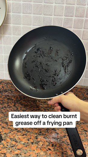 sharing with you the easiest way to clean a burnt grease off a frying pan save this hack for later 🤗 . . . . . . #cleaning #cleaninghacks #hometips ##tipandtricks #homecleaning #cleanhome #homehacks #howto #howtoclean