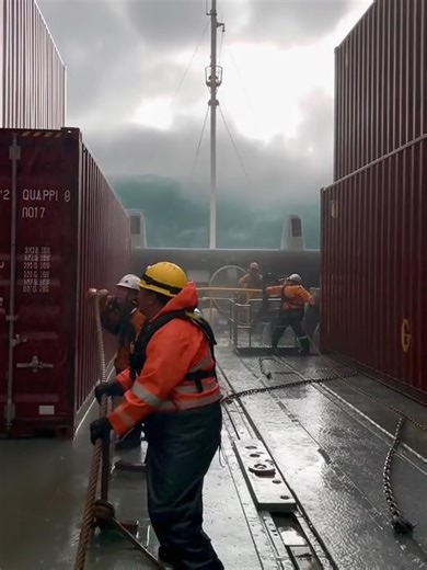 “When a massive wave crashes over the ship and turns the container deck into pure chaos. 🌊🚢💥” #giantwave #containership #roughseas #oceanpower #maritimedanger #naturaldisaster #disastertok #aivideo #sora2 #fyp #viralvideo