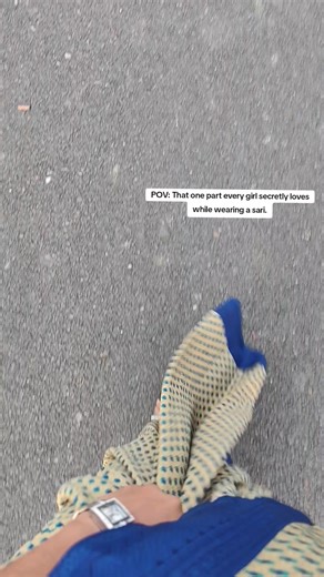 The most loved moment of wearing a sari—every girl knows it.😍