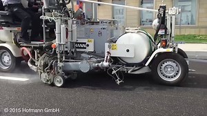 Take your seat in the first row and enjoy this video: HOFMANN Road Marking Machine H33-3 combined machine equipped for thermoplastics with MultiDotLine® extruder for plain lines as well as for cold paints – Airless (pump) HOFMANN Straßenmarkiermaschine H33-3 – Kombimaschine ausgerüstet für Thermoplastik mit MultiDotLine® Extruder für Glattstriche sowie für Kaltfarben - Airless (Pumpe) HOFMANN H33-3 machine combiné équipée pour l'enduits à chaud avec extrudeuse MultiDotLine® pour traits lisses ai