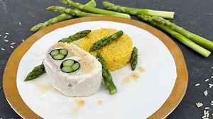 Roulade vom Zander mit grünem Spargel