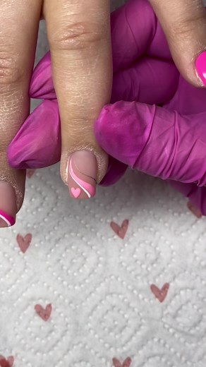 Szív alakú körömdizájn pink és piros színekben