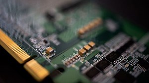 US Tightens Curbs on China’s Access to AI Memory, Chip Tools