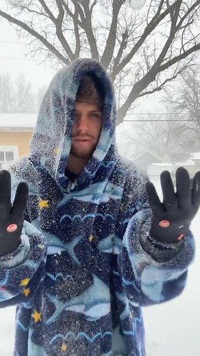 理 Waterproof, Touchscreen, Heated Winter Gloves ✅Stay warm and dry in cold weather! ✅Touchscreen design for easy phone use. ✅ Anti-slip grip for better control. ✅ Detachable anti-lost hook.  Soft coral fleece for ultimate comfort. ✅Colors: Black, Gray | Sizes: S, M, L, XL, 2XL Perfect for cycling, skiing, and outdoor sports! | Composein/H | Facebook