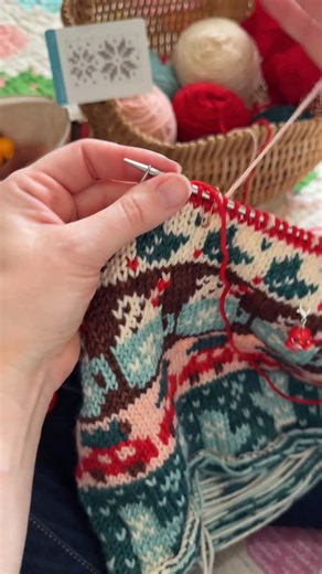 ✨ My not-so-fast but just-right-for-me colorwork knitting method ❤️ This video is sped up but I actually like the slow aspect of color work. I find it very relaxing and I love watching the images slowly emerge! It also gives me lots of time to plan my next motif/color combination 😂 P.S. This is how I knit colorwork! I hold a single strand of yarn in my right hand and drop it each time I make a color change. It’s a lot of dropping/picking up but it’s the most comfortable way for me and creates t
