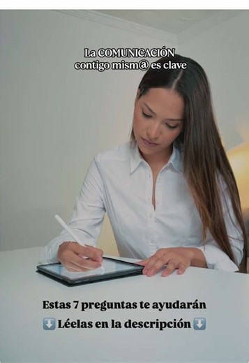 Lee con intención ⬇️ La comunicación no empieza cuando hablas en público. Empieza en cómo te hablas cuando nadie te escucha. El diálogo interno puede ser tu mayor saboteador… o tu mejor herramienta de claridad y dirección. Si estás buscando tu propósito, deja de interrogarte como juez y empieza a escucharte como una mentora curiosa y presente. Estas preguntas no buscan respuestas rápidas. Buscan llevarte del control mental a la intuición consciente: ¿Qué actividades me absorben al punto de perde