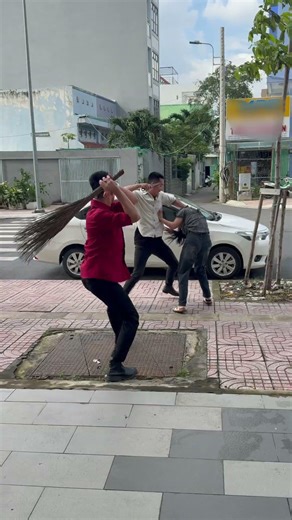 Cứu người với cây chổi | THONY |