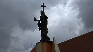 “La Santa Fe”, emblema de la ciudad y símbolo de #identidad guanajuatense se encuentra hoy en abandono; hay indigentes viviendo en la #glorieta,👤 el sistema de iluminación y cableado han sido robados, hay grafitis, basura y malos olores en la escultura que recibe a más del 90% de los turistas que llegan a #Guanajuato.❗️ 🔴 Síguenos en nuestras redes sociales y sé parte de nosotros. No te pierdas nuestra programación: 📺 Sintonizanos en el Canal 28 por tu sistema de cable. Sitio web 🔜https://tv