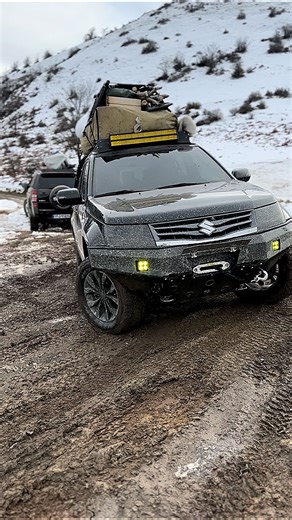 ‎SaeidAutoTech | vitara ، آفرود ، آموزش‎ on Instagram‎: "بهت قول میدم حتی از بغلش رد نشدی😀 که اینو میگی، اگه این ماشینو نمیشناسی پستهامو ببین تا متوجه بشی ویتارا چه قابلیتهایی توی آفرود داره✋ اینجا رفته بودم با وینچ یه پاترول رو ریکاوری کنم البته ماشین نزدیک به ۸۰۰ کیلوگرم سنگین شده با بار و تجهیزات برای کمپ، این ویدیو بخشی از یک سفر مهیج در جنگل برفیه، توی یوتیوب ویدیوی کاملشو ببین.لینکش در بیو پیجم هست. اگه از این کلیپ لذت بردی لطفا با دوستات به اشتراک بزار 🙏 #ویتارا #vitara #saeidautotech #