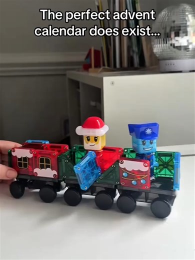 🌈 Play, collect & create! These adorable holiday builds keep kids smiling all year. 😊