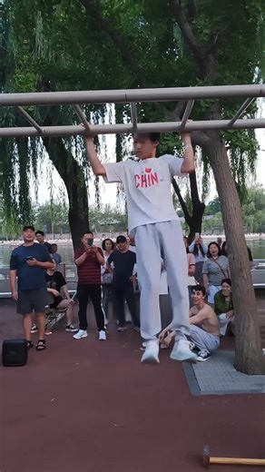 Middle school student dazzles with impressive horizontal bar skills. What a remarkable performance! #skill #street (cr: douyin chinadaily) | T-Time HK