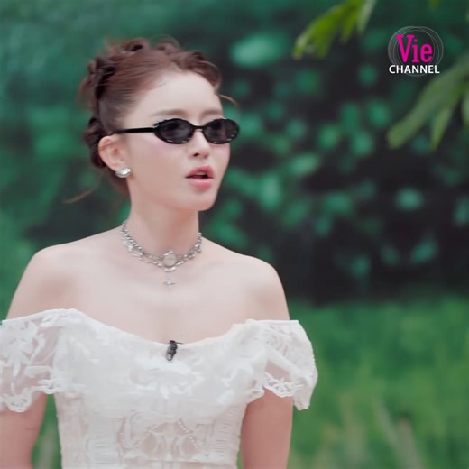 662K views · 10K reactions | Đeo kính vào là hổng ai biết chị nghĩ gì...