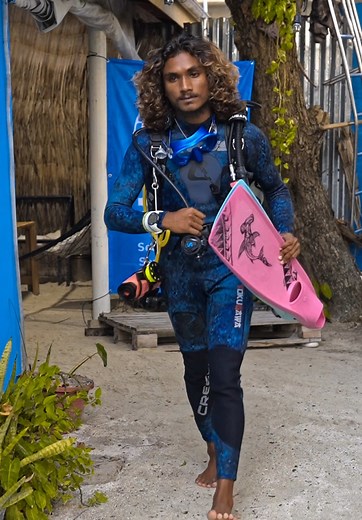 Divers then vs now . . . #maldives #maldiveslovers #maldivestrip #maldivesinsider #maldivesparadise #maldivesphotography #maldives #visitmaldives #maldiveslife #sonyalpha #underwater #underwaterphotography #underwaterworld #underwaterlife #traveltheworld #travelgram #travelphotography #viral @Hussian Shaafiu