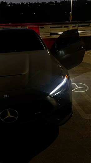 @zavod_stroy on Instagram: "日本利用压电瓷砖将脚步转化为电能。这些瓷砖捕捉来自你脚步的动能。当你行走时，你的重量和动作会对瓷砖产生压力。瓷砖会轻微弯曲，从而产生机械应力。瓷砖内部的压电材料将这种应力转化为电能。每一步都会产生少量电荷，而数百万步结合在一起就能产生足够的电力来驱动LED 灯、数字显示屏和传感器。在像涩谷车站这样繁忙的地方，每天大约有240万个脚步这一系统作出贡献。 这些电能可以被储存或立即使用，从而减少对传统电力来源的依赖，并支持可持续的城市基础设施。 这种方法将日常运动转化为实用的可再生能源＃日本#知识#事实 #你知道吗#推荐 ＃科技 #创新＃历史 #技术#实验#热门"