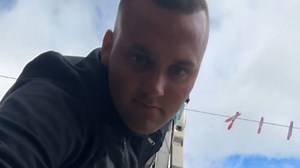 Daredevil balances ladder on chin perfectly without losing balance