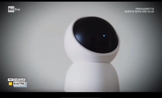 Sì, purtroppo esistono diversi siti web (il più noto è Insecam) che raccolgono e trasmettono in streaming migliaia di feed video provenienti da telecamere di sorveglianza in tutto il mondo. Non si tratta necessariamente di "hacker" nel senso cinematografico del termine, ma di sistemi automatizzati che sfruttano la scarsa sicurezza dei dispositivi. Ecco come funzionano e, soprattutto, come puoi mettere al sicuro la tua casa. 1. Come fanno a trovarle? Questi siti utilizzano dei software (scanner d