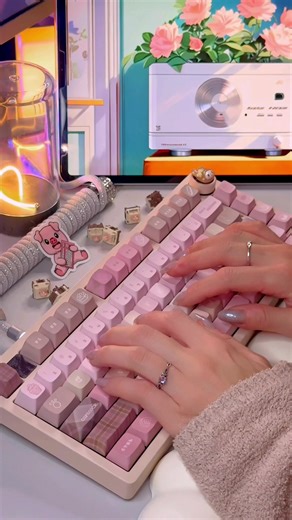 @Kinetic Labs HMX Poro (link in bio✨) is hands down one of my favorite switches this year. this is not an ad! I legit just wish everyone could try them. they have a clacky profile and the bottom out is both creamy and poppy. these switches will make any board sound good. such a steal! I’ve got enough stock for like 3 boards now, so addicted to the sound. here are some specs for the switch nerds: . Linear 45g actuation 50g bottom out P3 (nylon blend) top housing PA30 bottom housing LY stem (this 