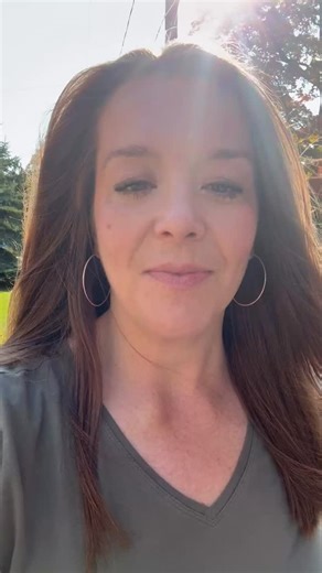 Before you fall in love with the kitchen backsplash or that dreamy ensuite — do a little detective work: 👇 🔒 Try every lock and deadbolt — peace of mind starts at the door. 💧 Turn on every tap (yes, every one). Check that water pressure — misty showers can ruin a morning! 🪟 Open the windows — if they’re painted shut, that “fresh air” feeling might cost you later. 📶 Test your cell service in every room. Dead zones = deal breakers. 🔌 Count outlets (no, really). You’ll thank yourself when you