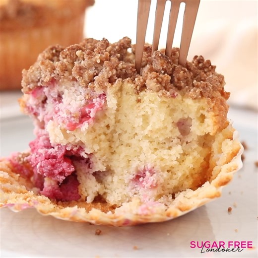 Keto raspberry muffins have a fluffy almond flour crumb and a crunchy streusel topping. | Sugar Free Londoner - Low Carb Recipes