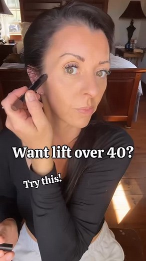 Strategically contour & highlighting areas on your face will brighten and create lift-~ and let’s just say age you backwards! Follow along if you’re over 40 or more easy makeup tips! #concealercrayon #makeupover40 #matureskinmakeup #easymakeup #makeupforbeginners #makeuptipsandtricks #easymakeuptips #over40women #glowymakeuplook #highlightandcontour #seintmakeup | Laura Wittig Harman | Facebook