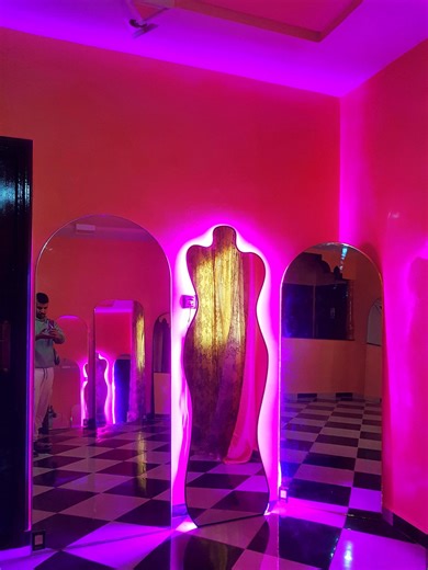 Miroir mannequin artistique : Silhouette LED violette sur toute la longueur - Etsy France