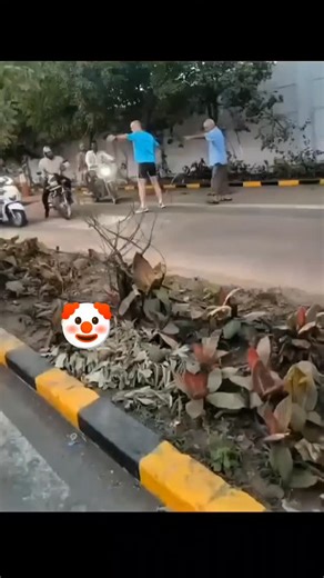 A foreigner is forcing riders to move out of pedestrian lane/Footpath in Pune🫡 | TG Encipher