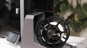 将橙色长丝卷轴插入3D打印机支架中，用于制备用于添加剂制造的打印材料，例如PLA、ABS、PETG或TPU的概念。 库存影片视频（100% 免版税）3930753541 | Shutterstock