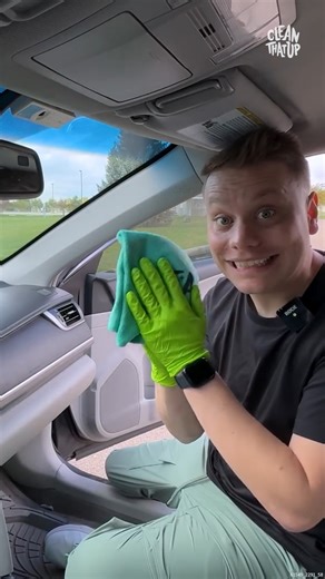 How to Clean the Inside of Your Windshield With NO Streaks #CleaningTips #WindshieldCleaning #CarCleaning #CleaningSecrets | Clean That Up